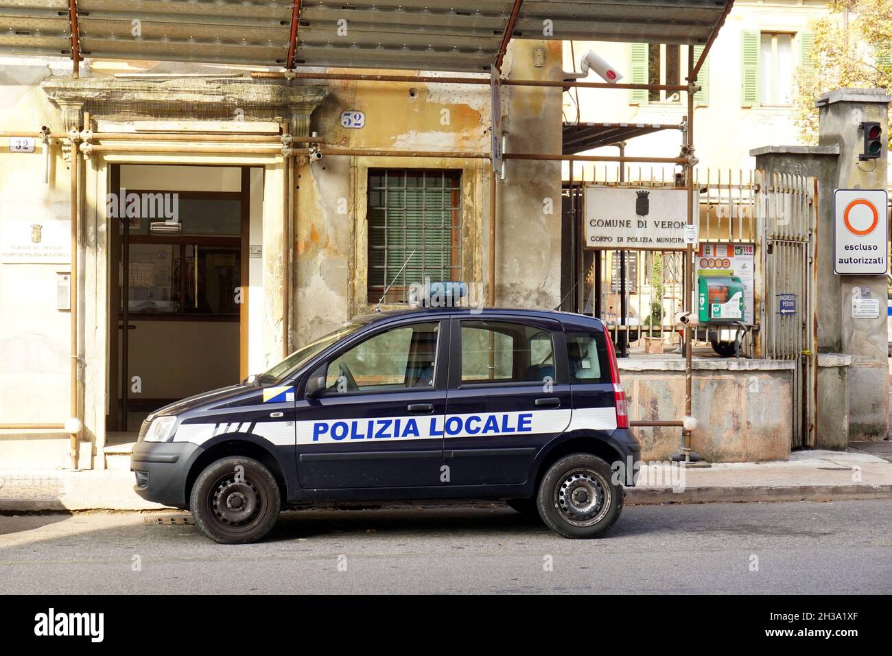 Verona and car hi-res stock photography and images - Alamy