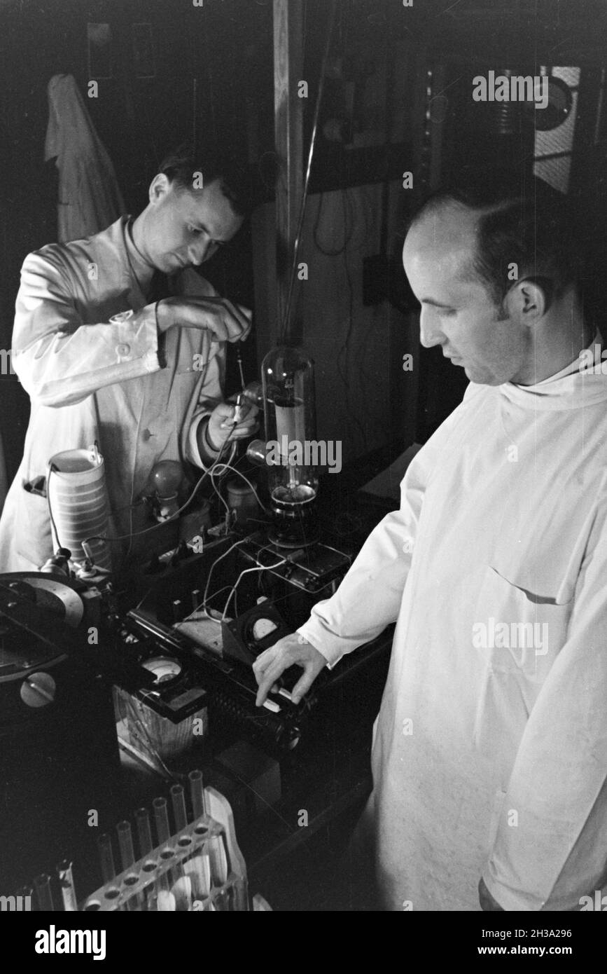1930s laboratory Black and White Stock Photos & Images - Alamy