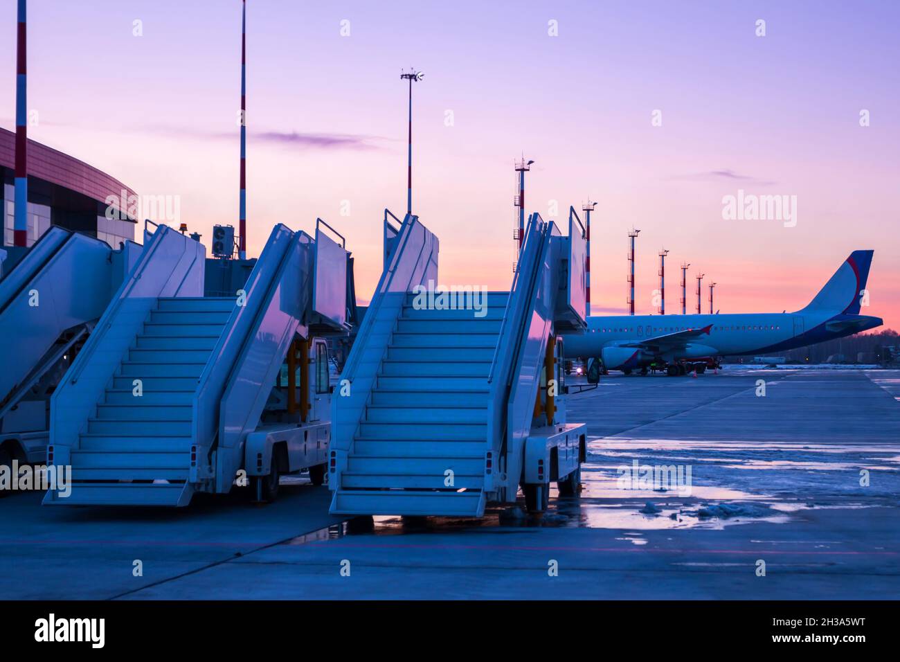Airport steps vehicle hi-res stock photography and images - Alamy
