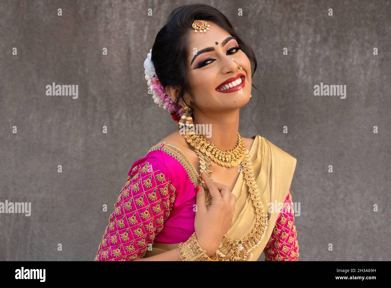Maharashtrian woman in traditional saree hi-res stock photography and ...