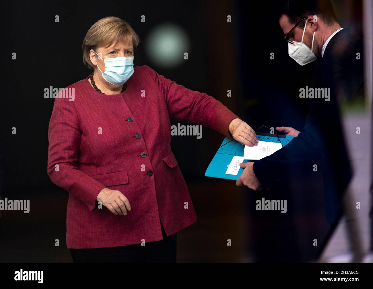 Berlin, Germany. 27th Oct, 2021. Angela Merkel (CDU) arrives to welcome ...