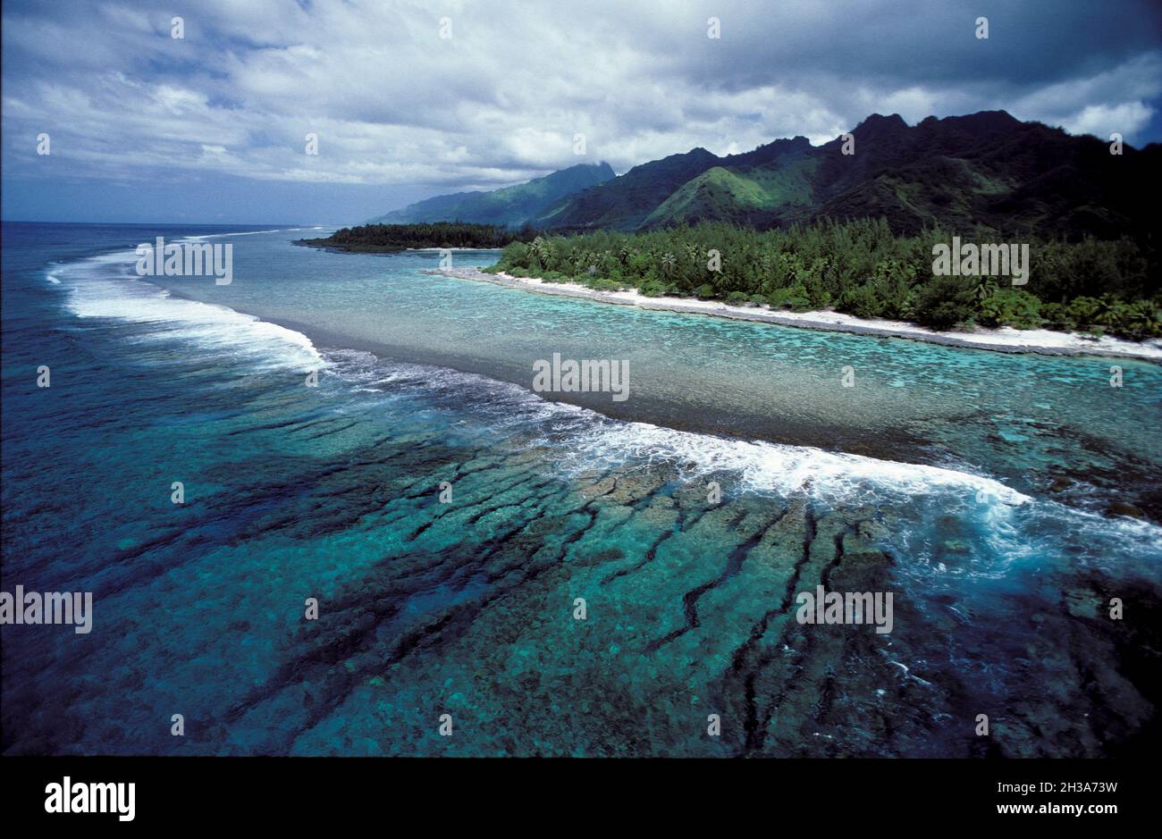 FRENCH POLYNESIA. SOCIETY ISLANDS. ISLAND OF MOOREA (LEEWARD ISLANDS ...