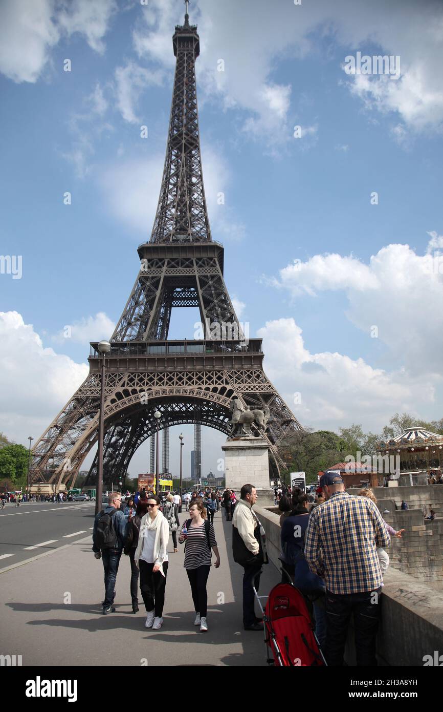 Human towers at tower bridge hi-res stock photography and images - Alamy