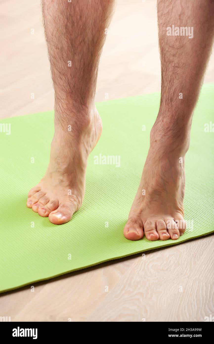 Man feet and toes hi-res stock photography and images - Alamy
