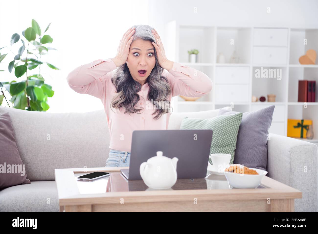 Photo of amazed shocked astonished scared old woman look laptop ...