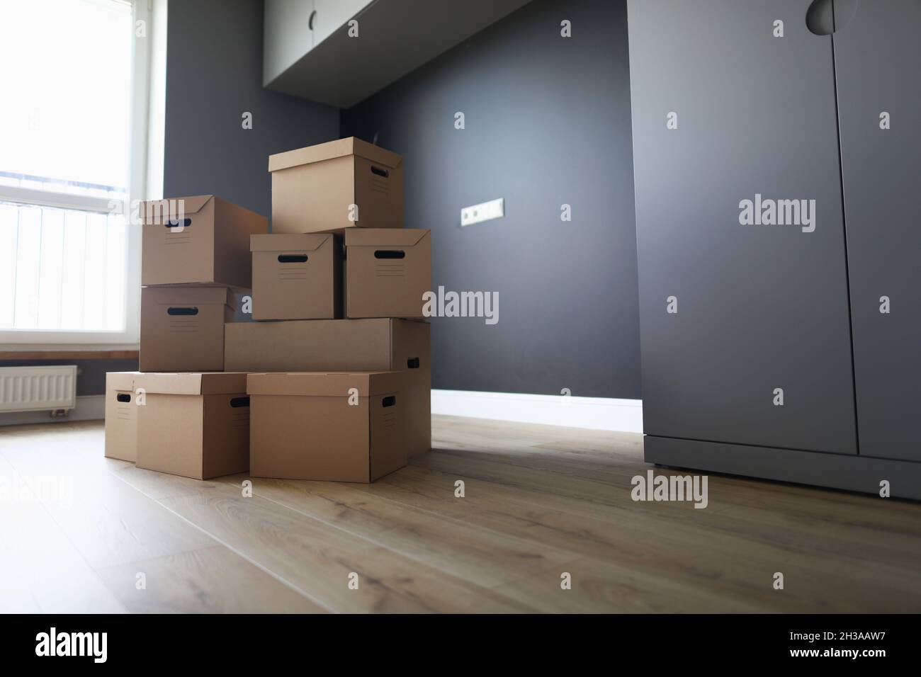 Empty room with packed stuff Stock Photo - Alamy