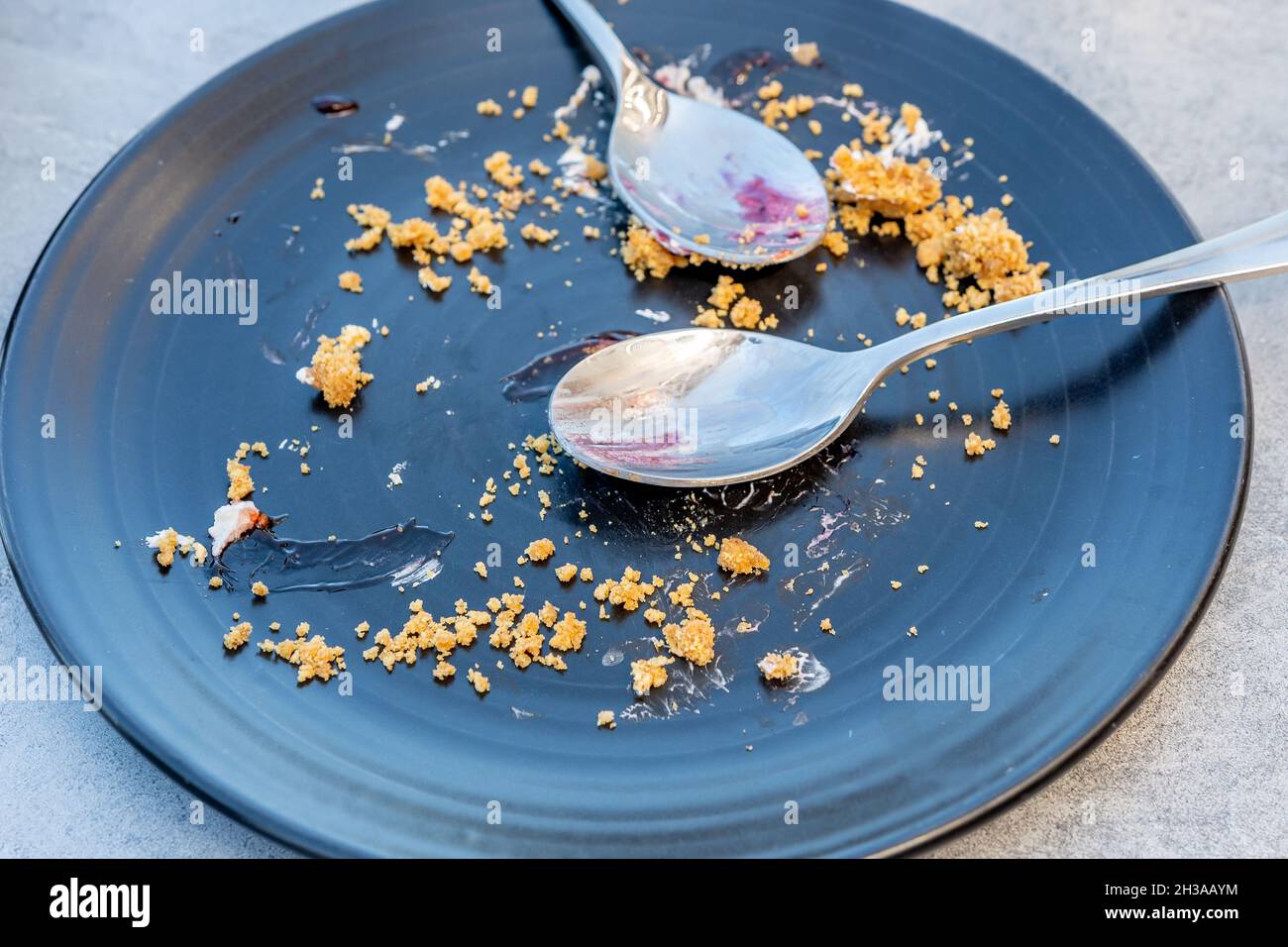 Empty plate cake crumbs hi-res stock photography and images - Alamy