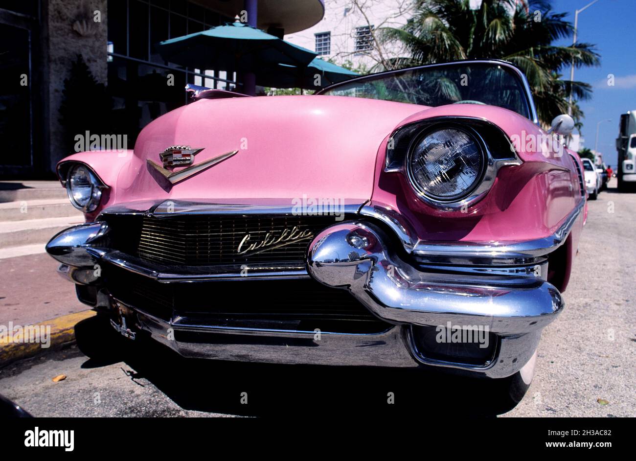UNITED STATES, FLORIDA, MIAMI BEACH, A PINK CADILLAC CAR IN FRONT OF ...