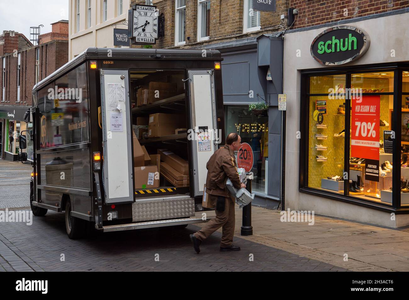 Ups driver 2021 hi-res stock photography and images - Alamy