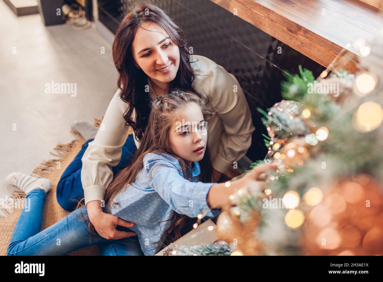 Admiring the tree hi-res stock photography and images - Alamy