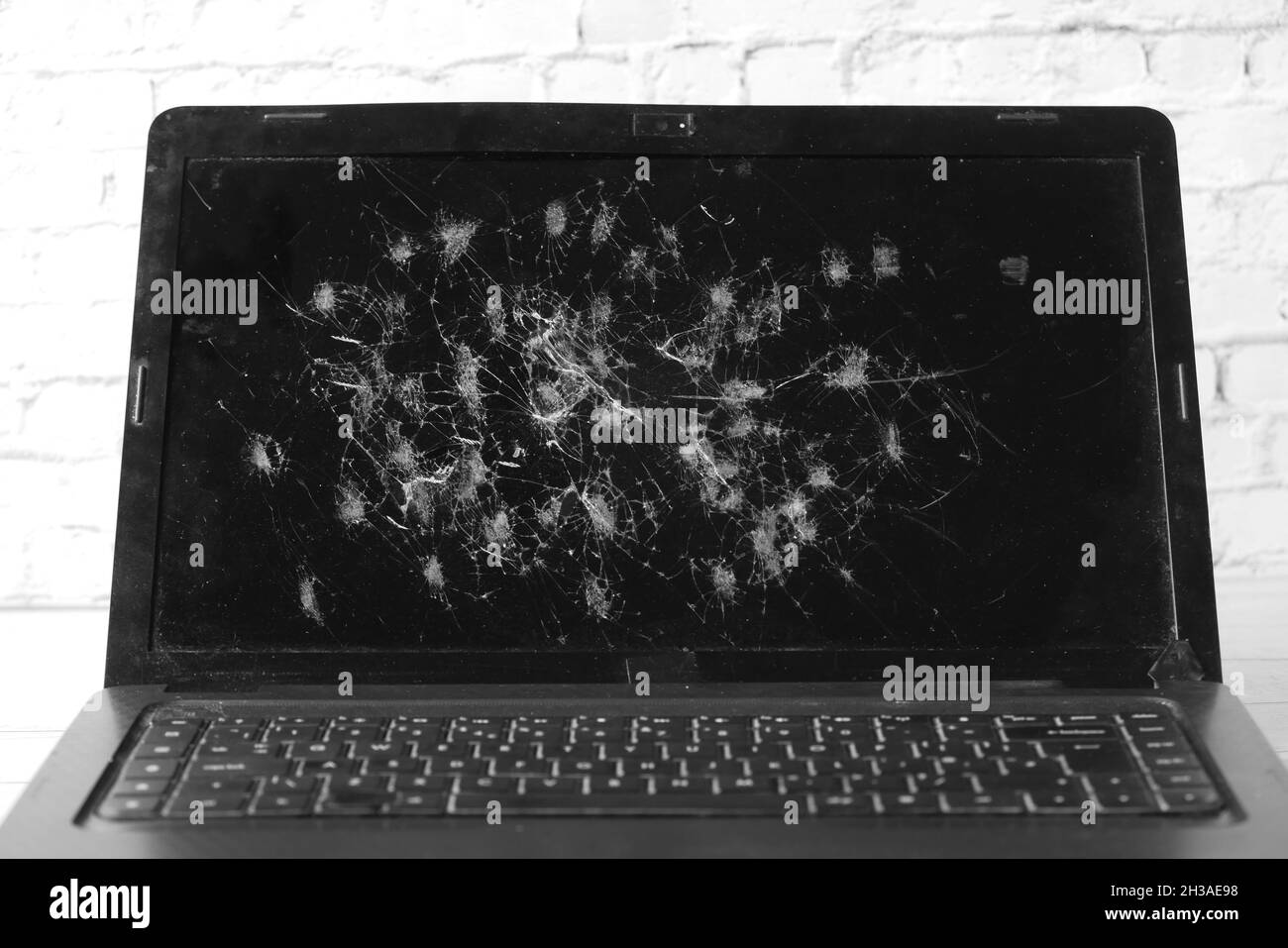 broken laptop screen on table close up Stock Photo - Alamy