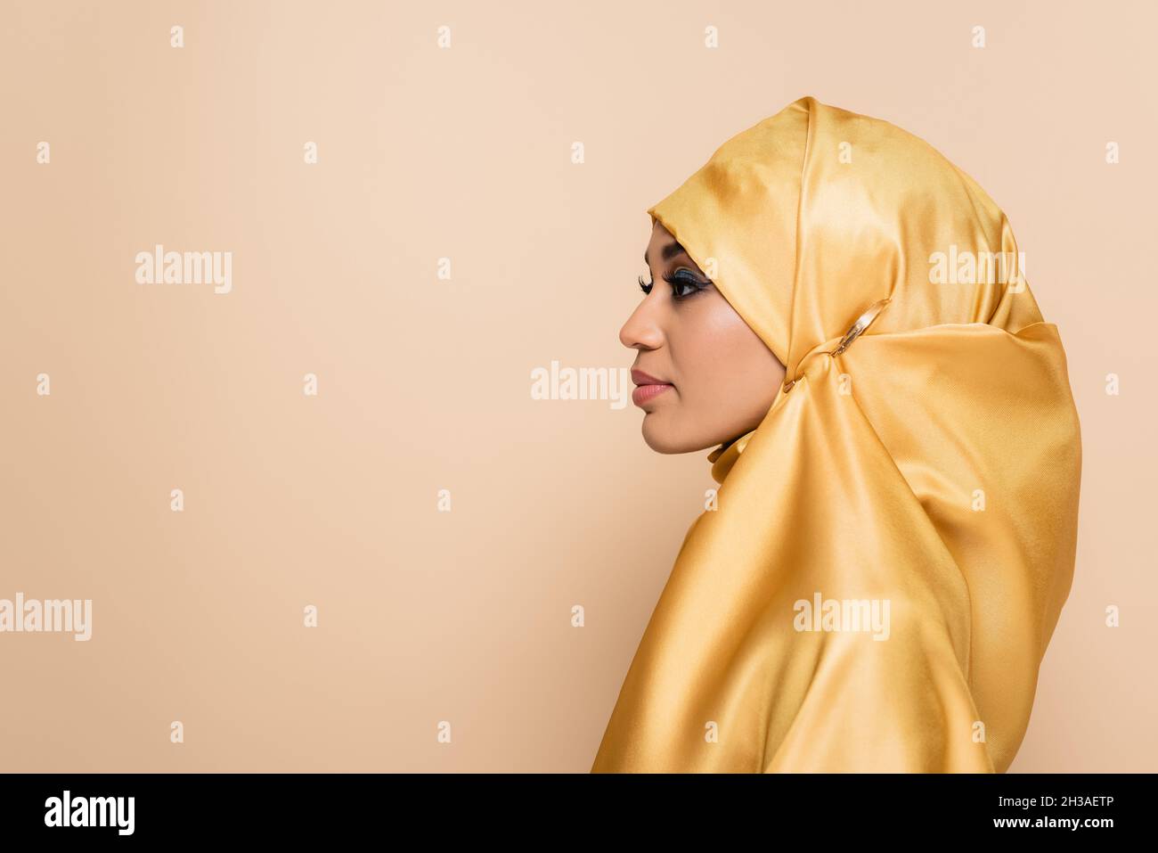 Middle east woman profile hi-res stock photography and images - Alamy