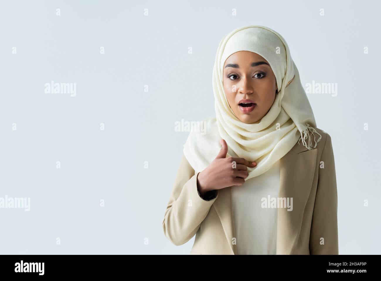 Muslim woman in hijab pointing hi-res stock photography and images - Alamy