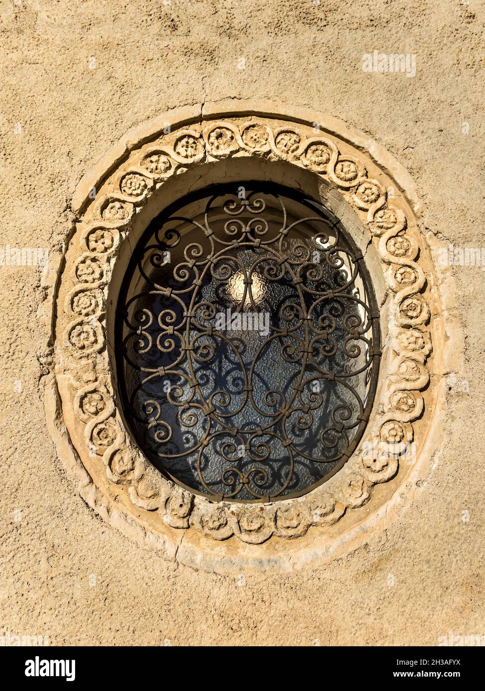French chateau window hi-res stock photography and images - Alamy