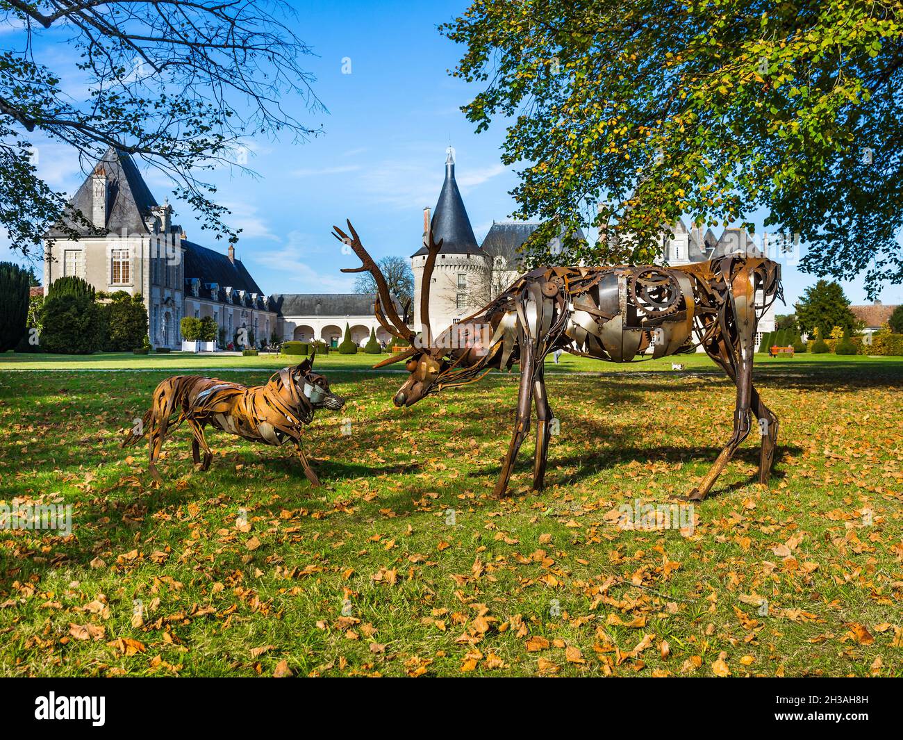 Metalwork animal sculptures by Jerome Garreau in the park of the ...