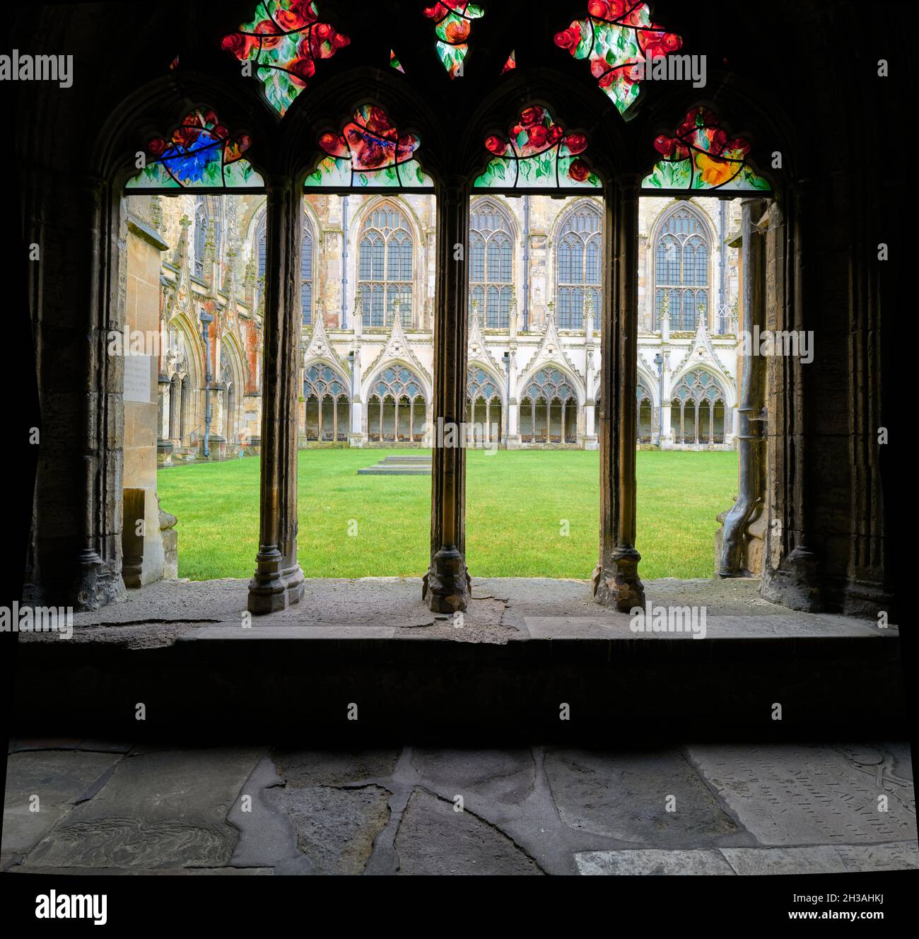 Courtyard in the cloister of Canterbury cathedral, England Stock Photo ...