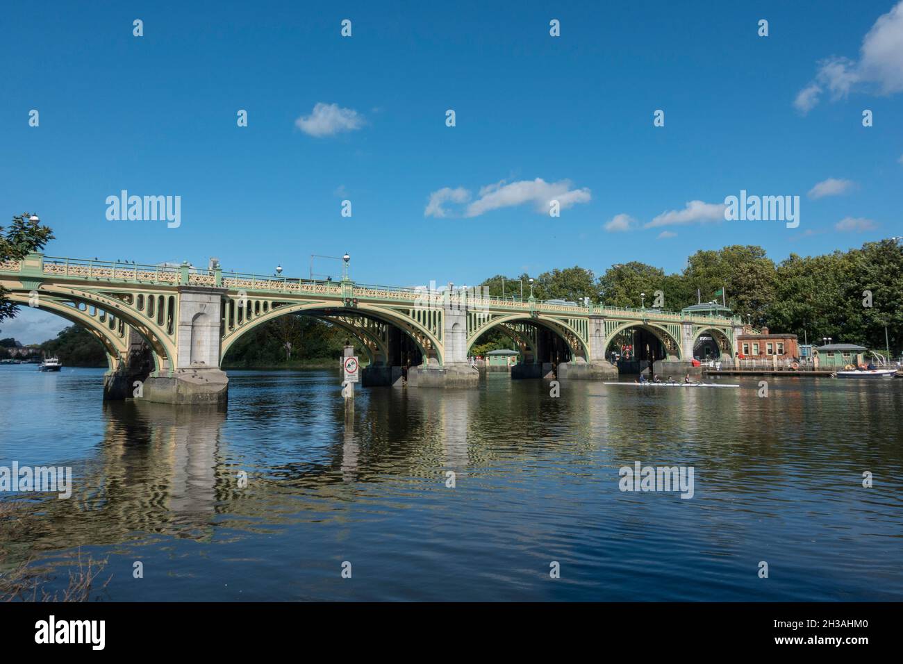 Richmond Lock and pedestrian footbridge, on the River Thames in ...
