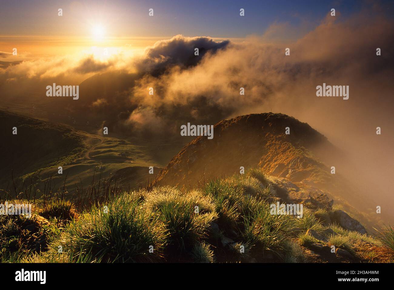 FRANCE. AUVERGNE REGION. PUY DE DOME (63) VOLCANO RANGE Stock Photo - Alamy