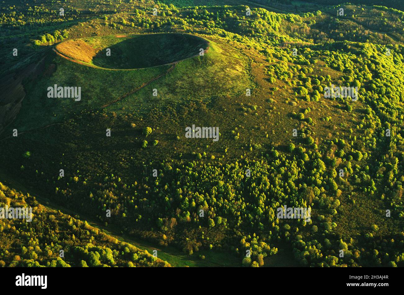 FRANCE. AUVERGNE. MASSIF CENTRAL REGION. PUY DE DOME (63) VULCANOS ...