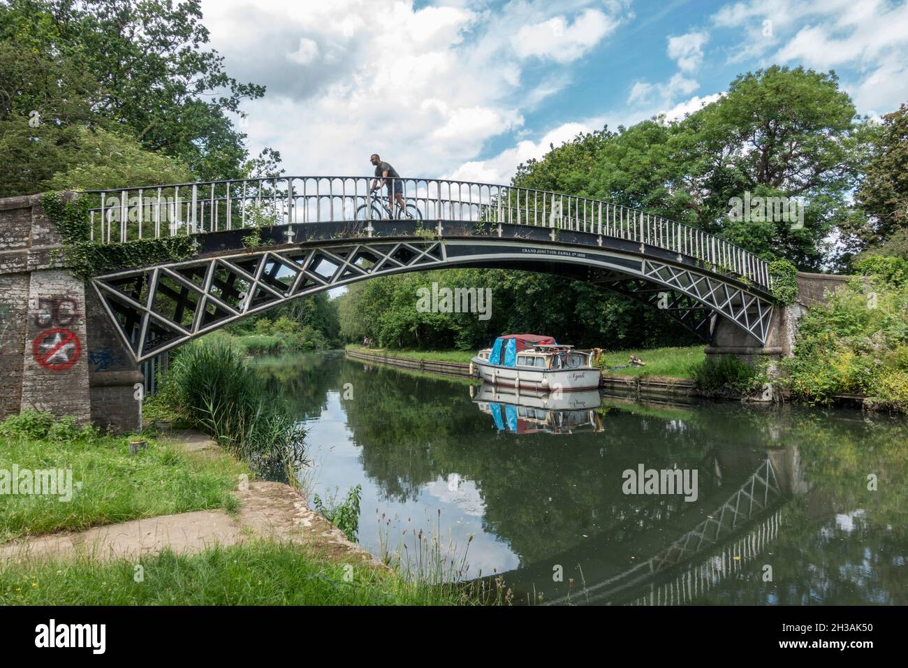 Gallows Bridge (1820) over the Grand Union Canal, Boston Manor Park ...