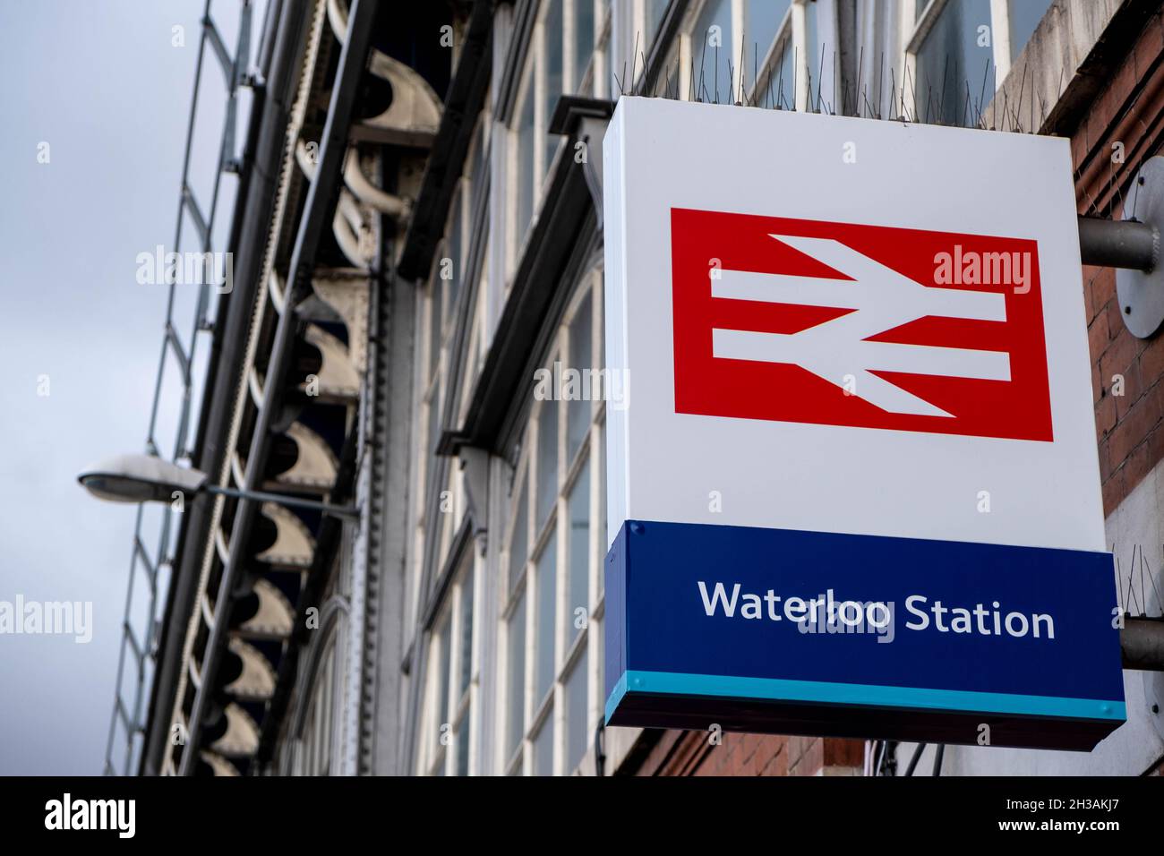 Waterloo train station sign hi-res stock photography and images - Alamy