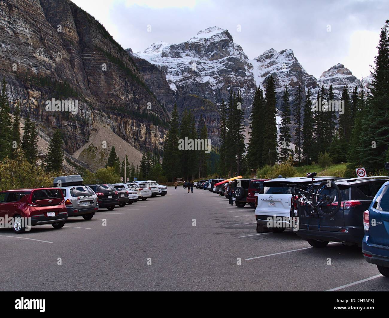 View of crowded parking lot of Moraine Lake, Banff National Park in the ...