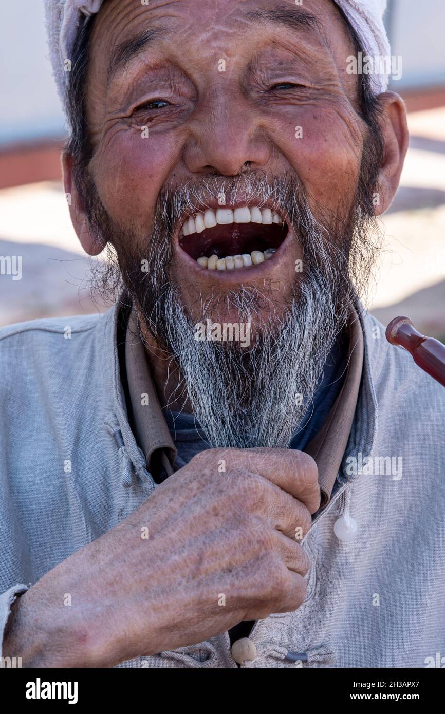 Elder chinese man hi-res stock photography and images - Alamy