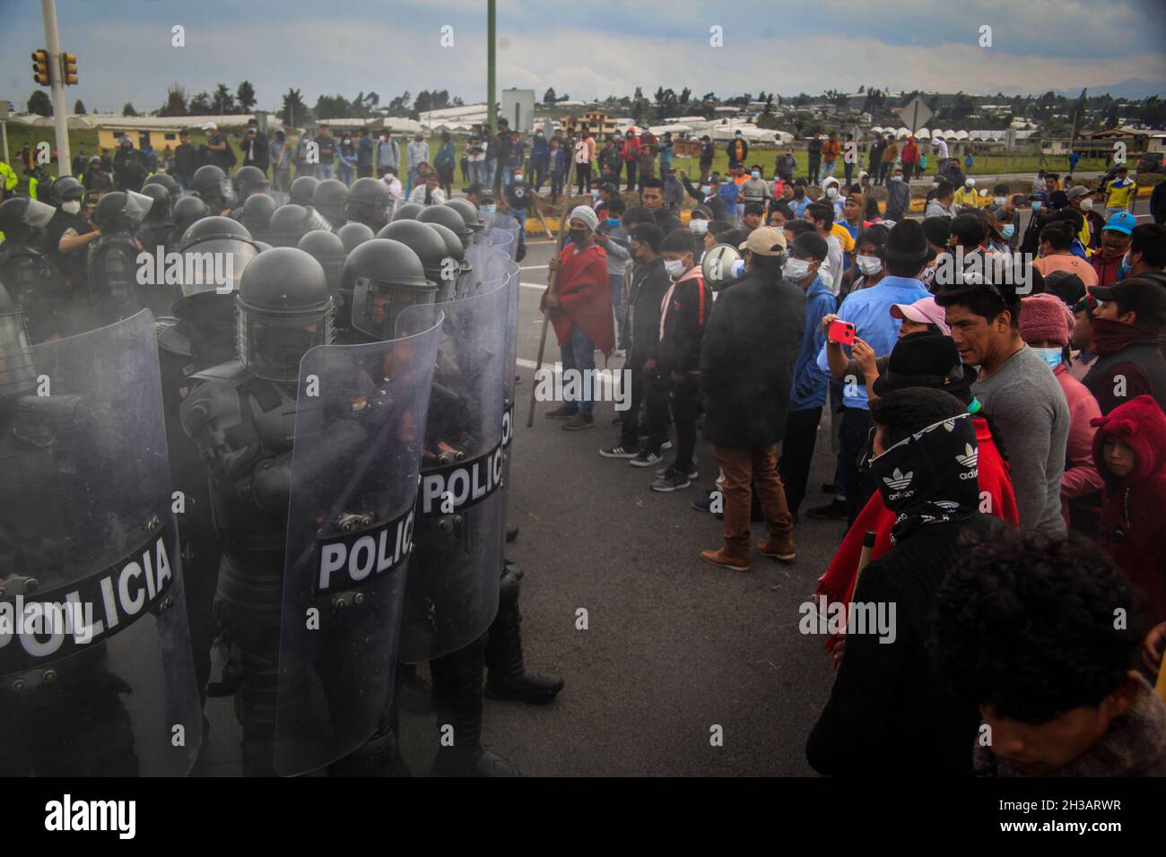 Saquisili, Ecuador. 26th Oct, 2021. Protesters confront the police ...