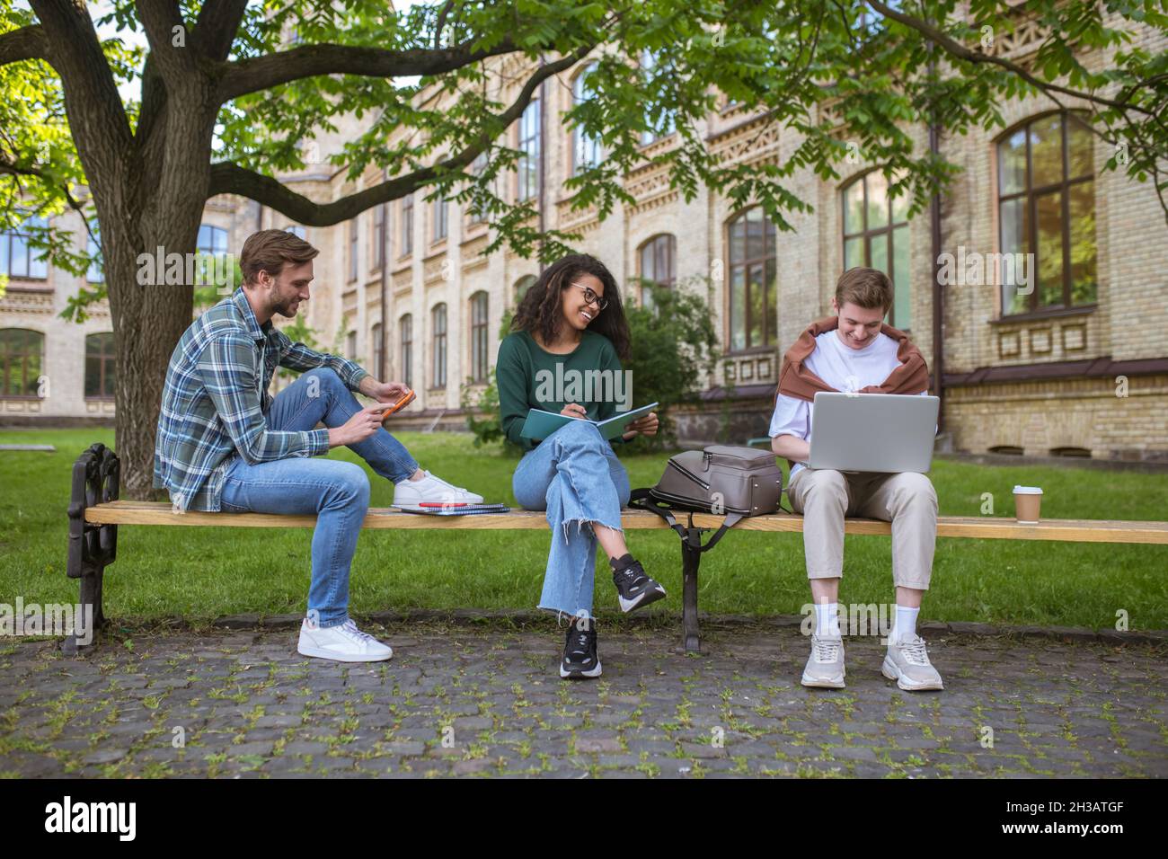 Busy park people talking hi-res stock photography and images - Alamy