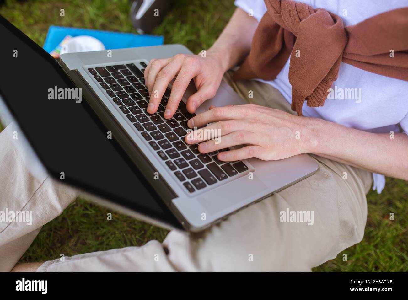 On internettyping hi-res stock photography and images - Alamy