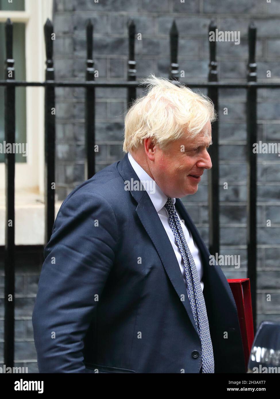 Prime minister boris johnson leaves the house of commons hi-res stock ...