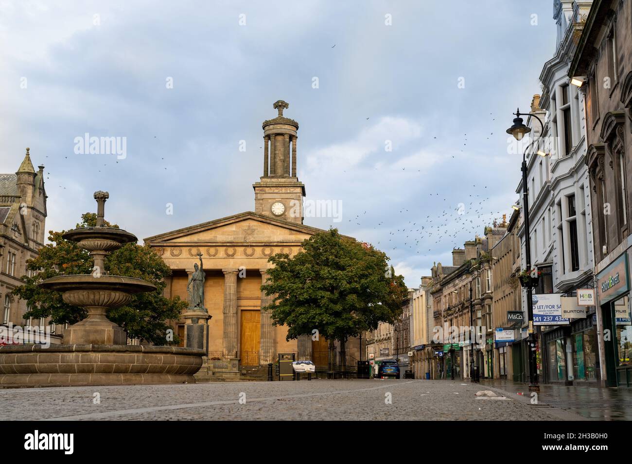 Street scene with sculpture on the Plainstones. High Street, Royal ...