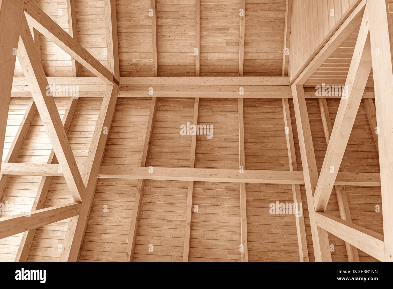 Wooden roof construction. Overlapping a wooden house Stock Photo - Alamy