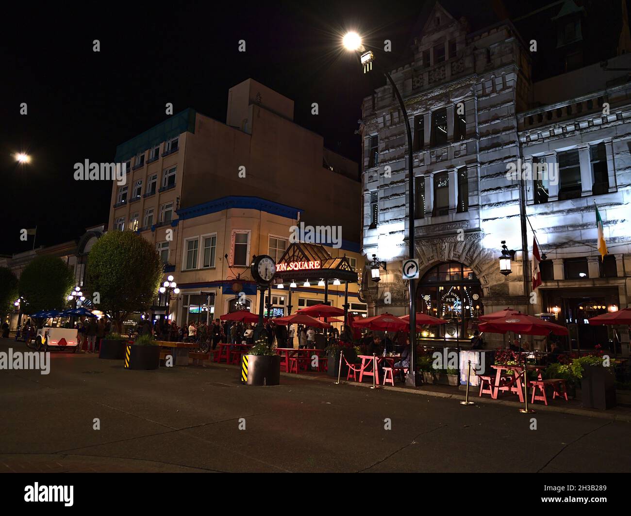 Beautiful night view of busy Government St in historic Victoria ...