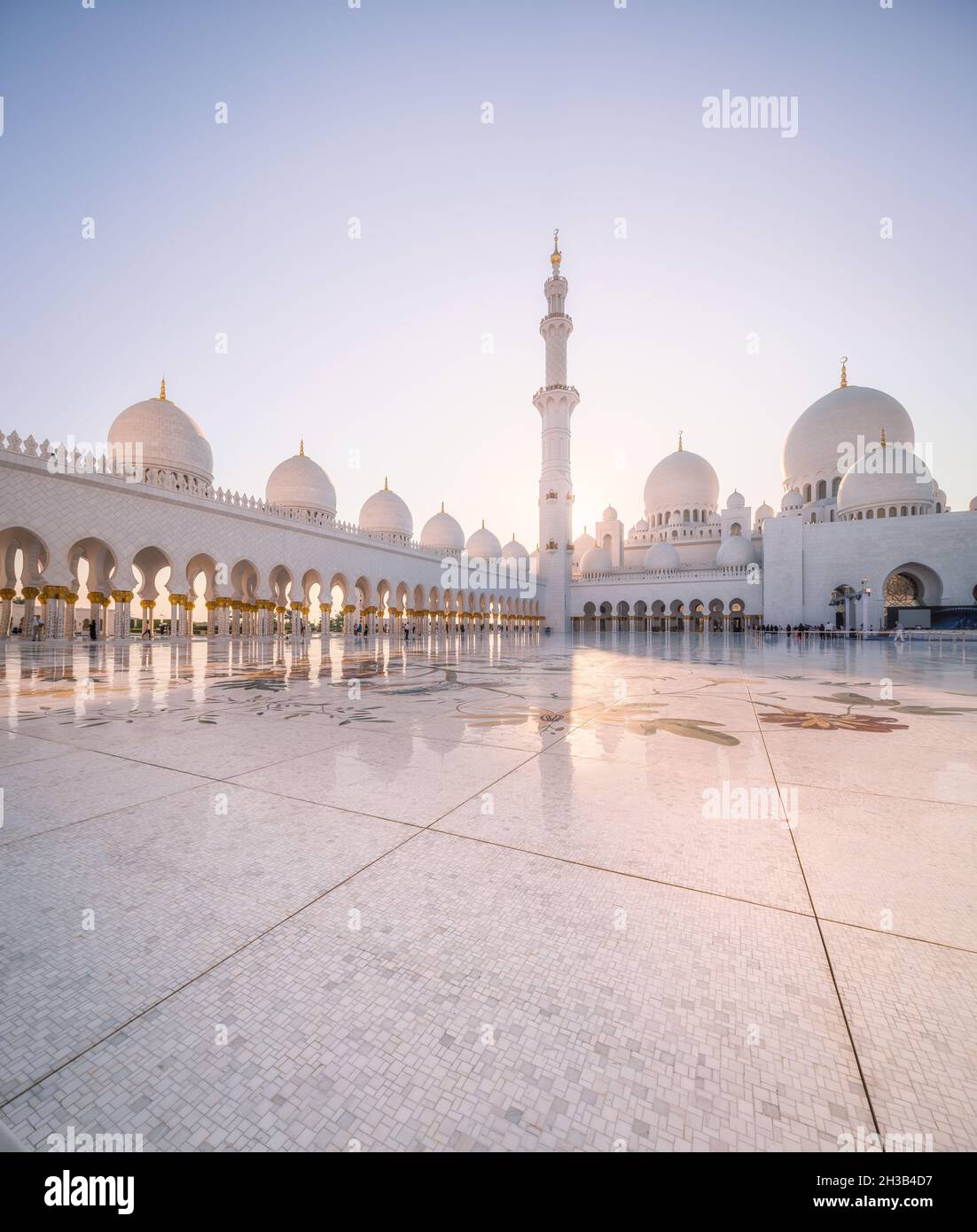 Sheikh Zayed Grand Mosque in Abu Dhabi during pink sunset. View of ...