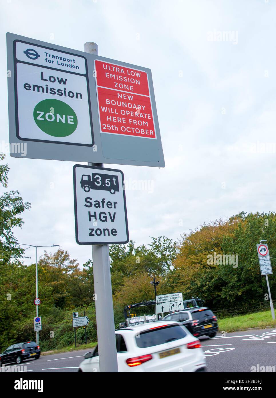 Ulez and congestion sign hi-res stock photography and images - Alamy