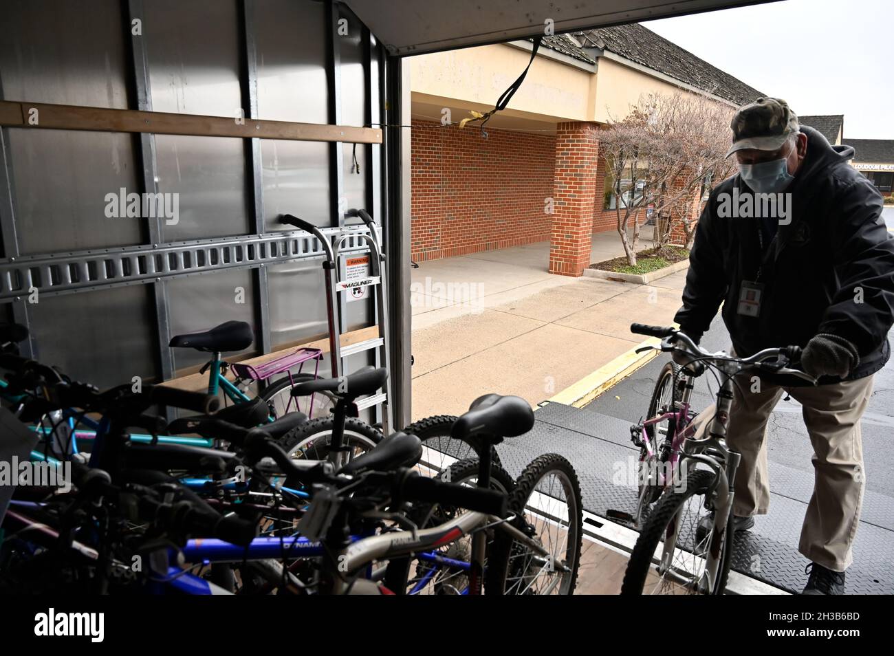 UNITED STATES - 01-05-21: Loudoun County Public Schools employees Cecil ...