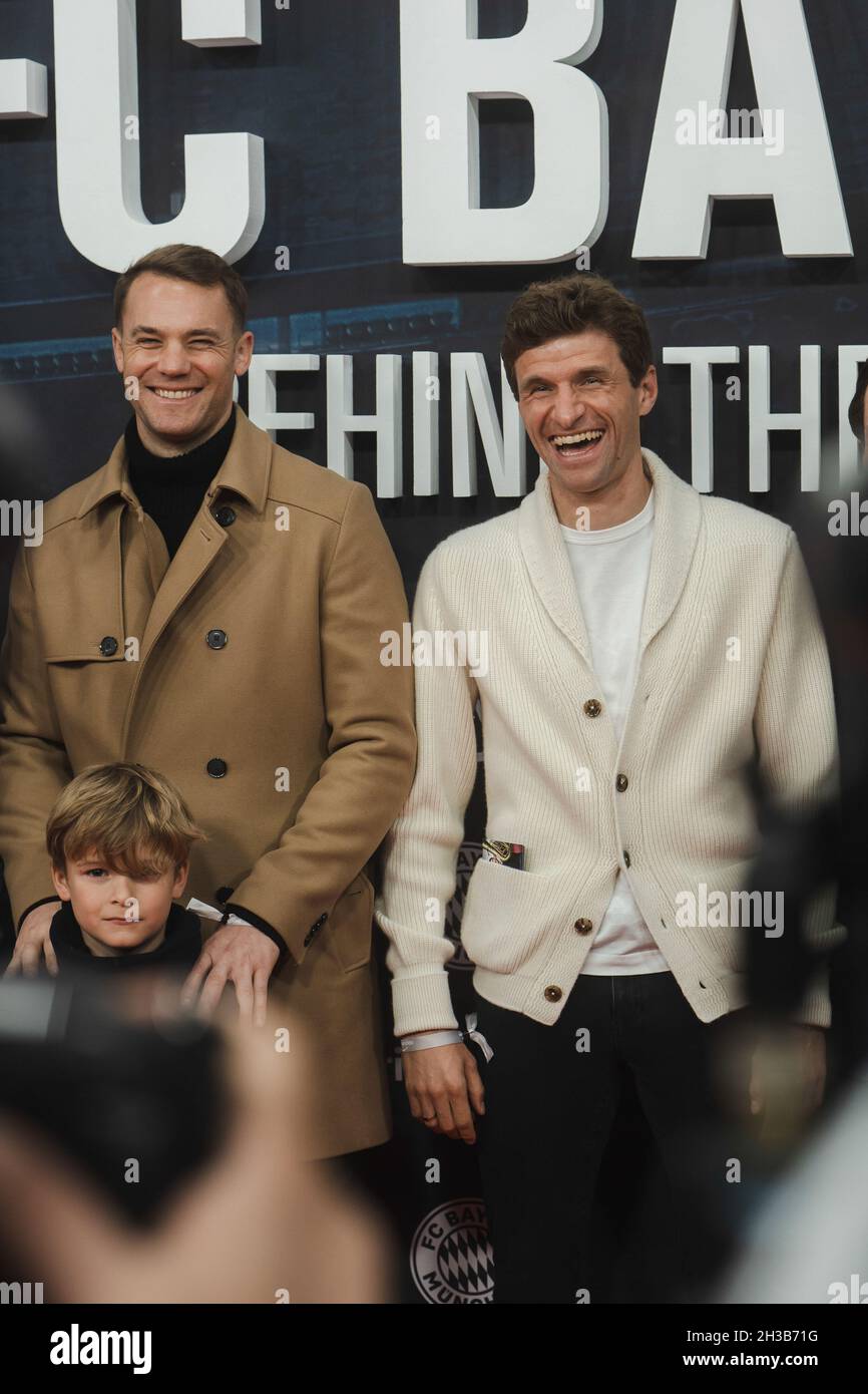 Thomas Müller Spieler beim FC Bayern und Manuel Neuer lachend auf dem ...