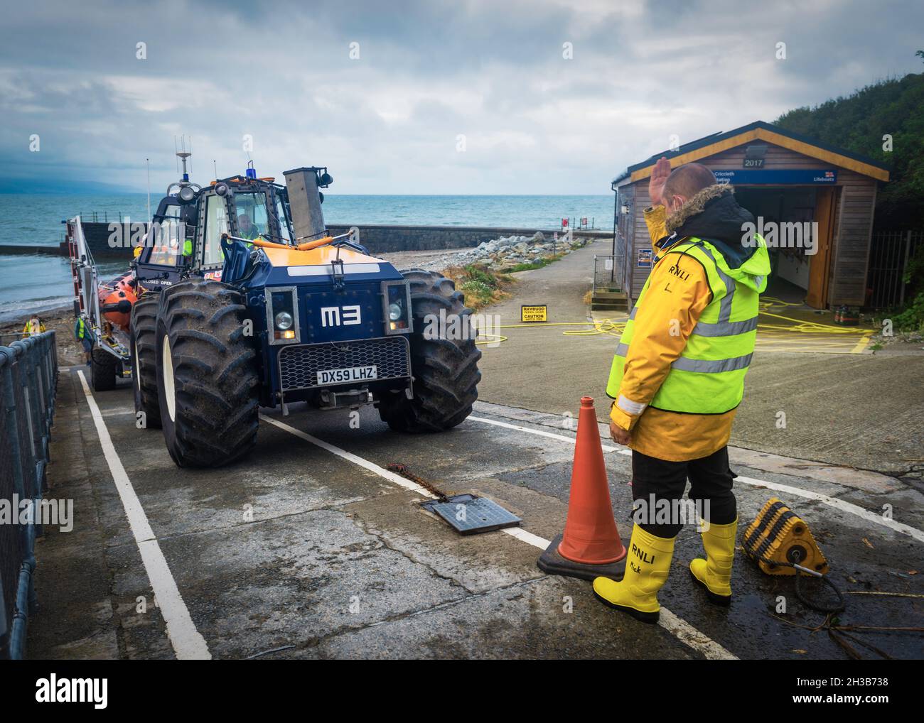 Rnli lifeboat and launch tractor hi-res stock photography and images ...