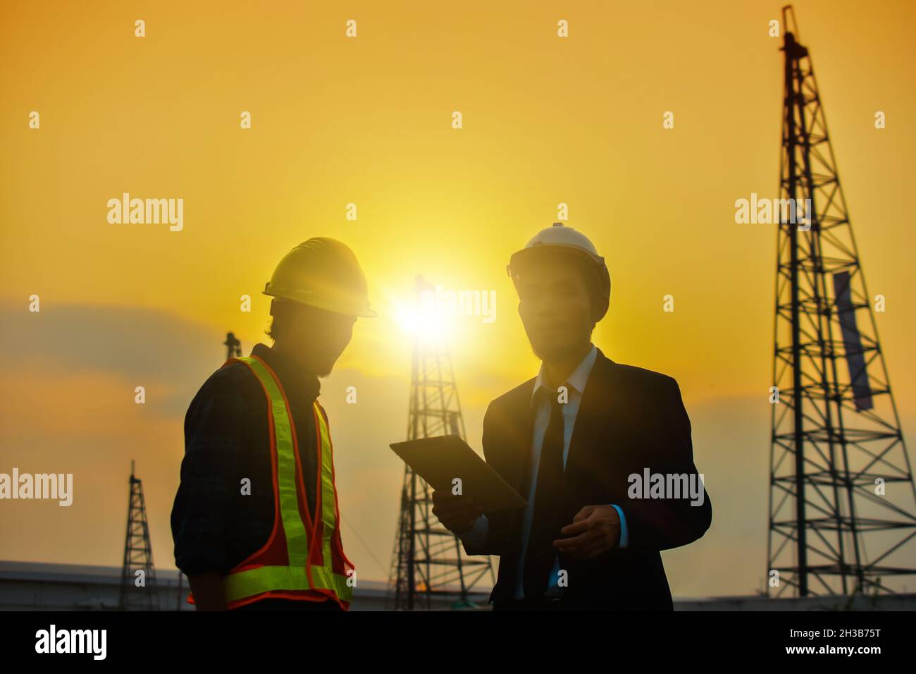 Engineer tablet team talk hi-res stock photography and images - Alamy