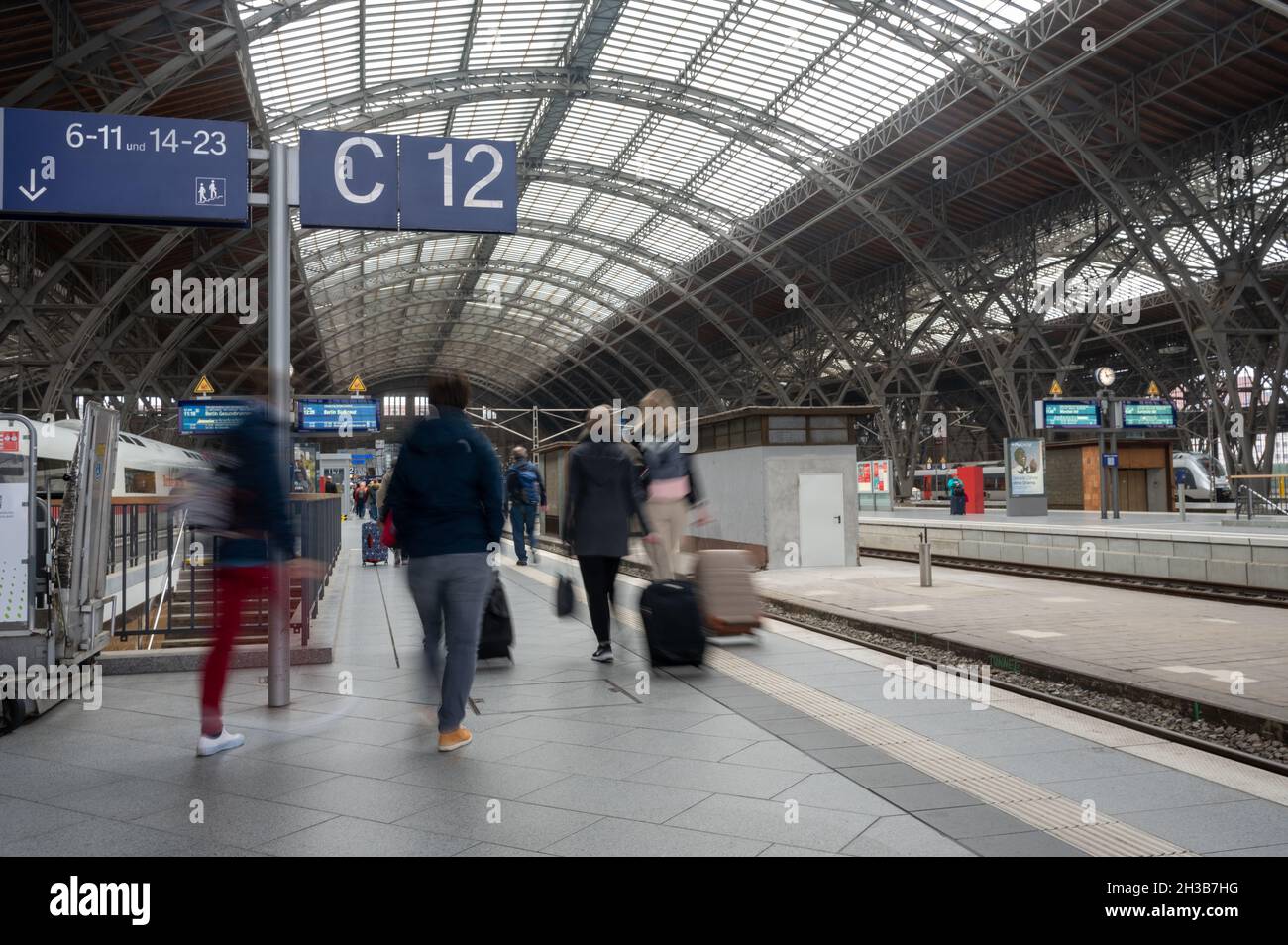 29 September 2021, Saxony, Leipzig: People walk on the platform at ...
