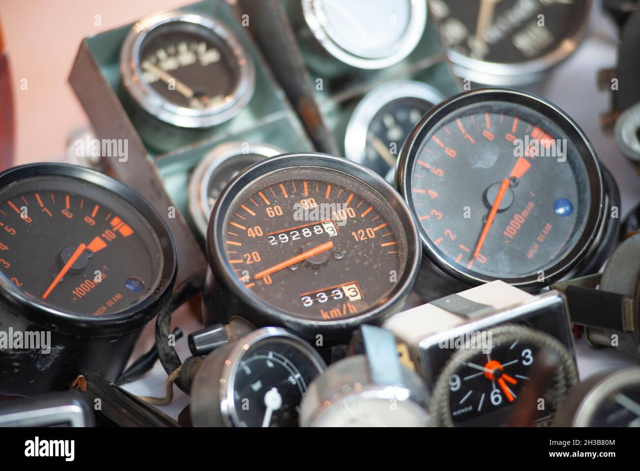 Old fashioned car speedometer hi-res stock photography and images - Alamy