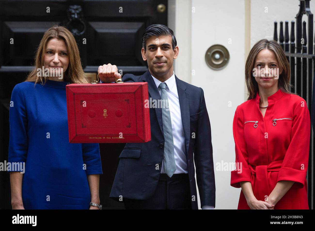 Rishi sunak budget red briefcase hi-res stock photography and images ...