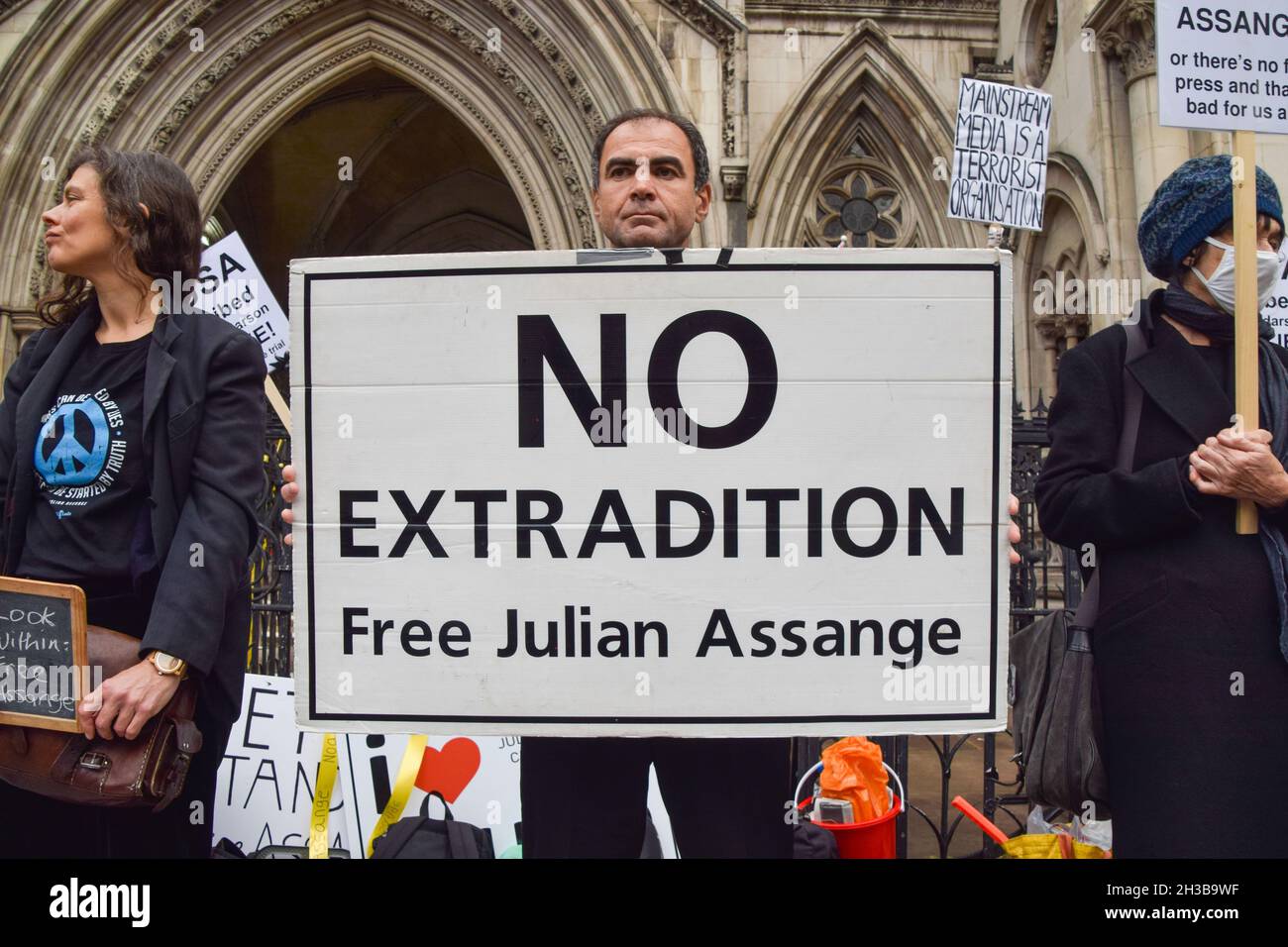 Wikileaks no extradition hi-res stock photography and images - Alamy