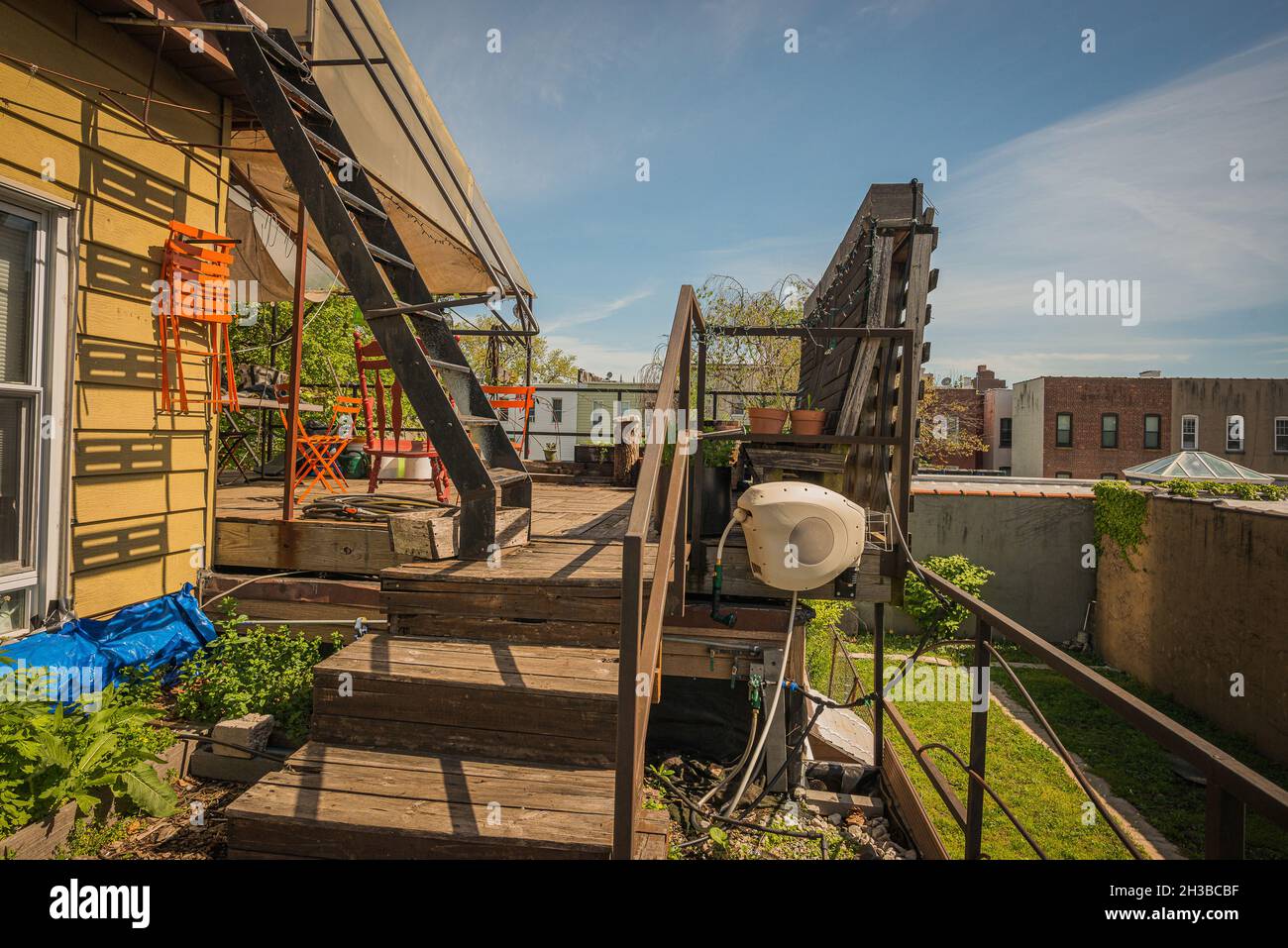 Urban farming & gardening on the rooftop Stock Photo - Alamy