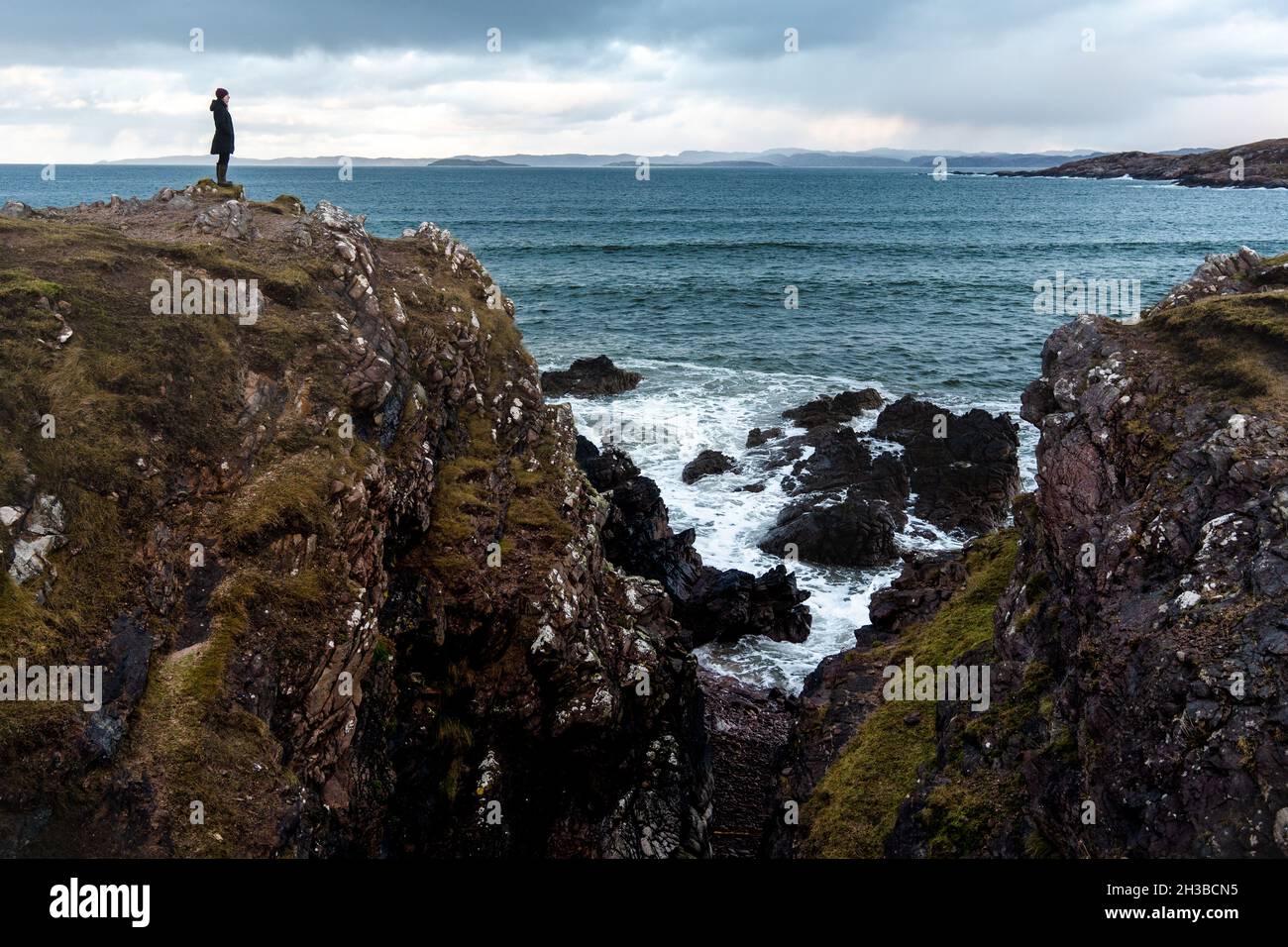 Woman cliff ocean view hi-res stock photography and images - Alamy