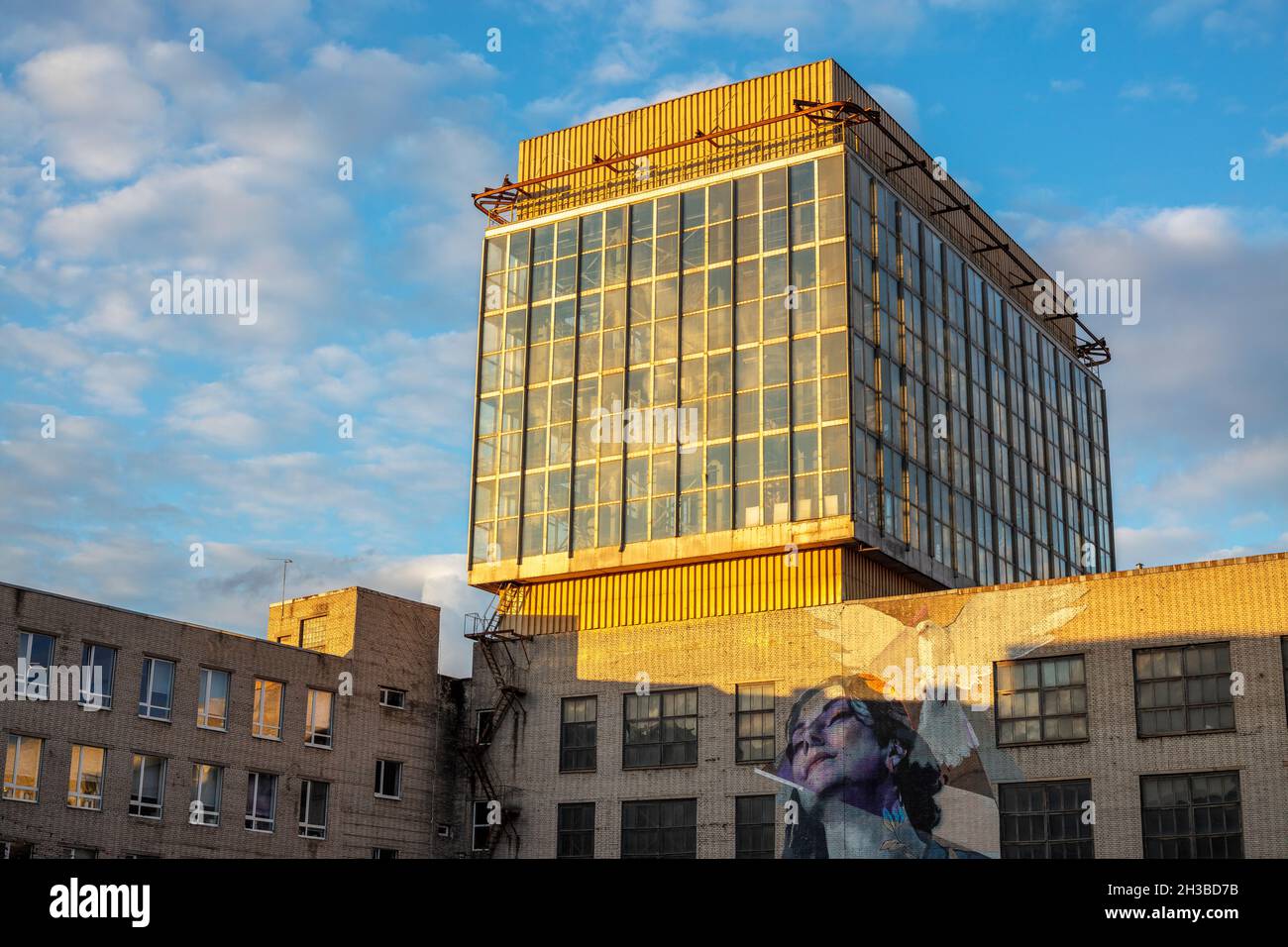 Building a cube hi-res stock photography and images - Alamy