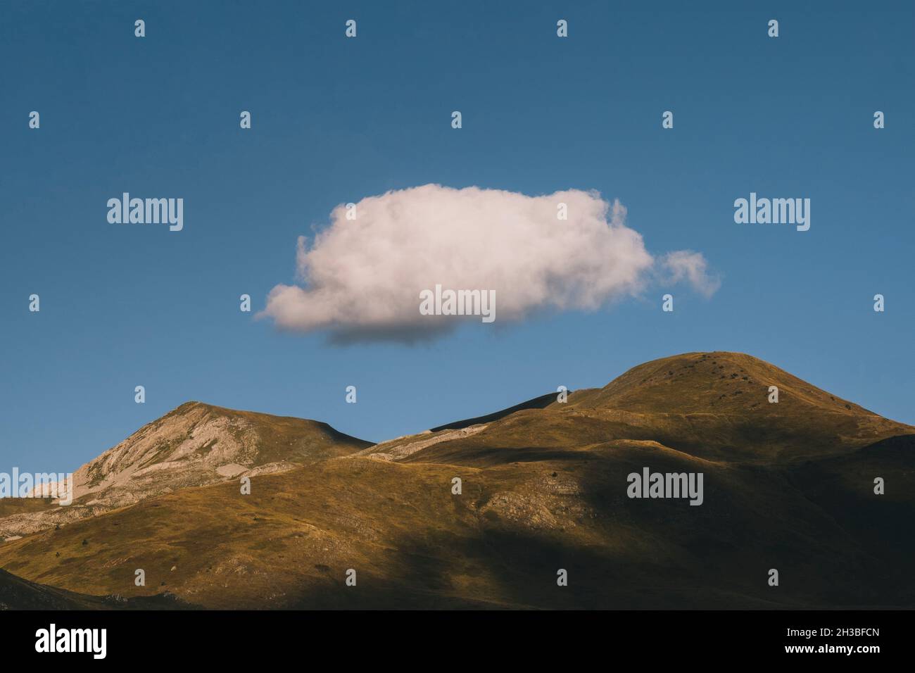 Cloud at top of mountain hi-res stock photography and images - Alamy