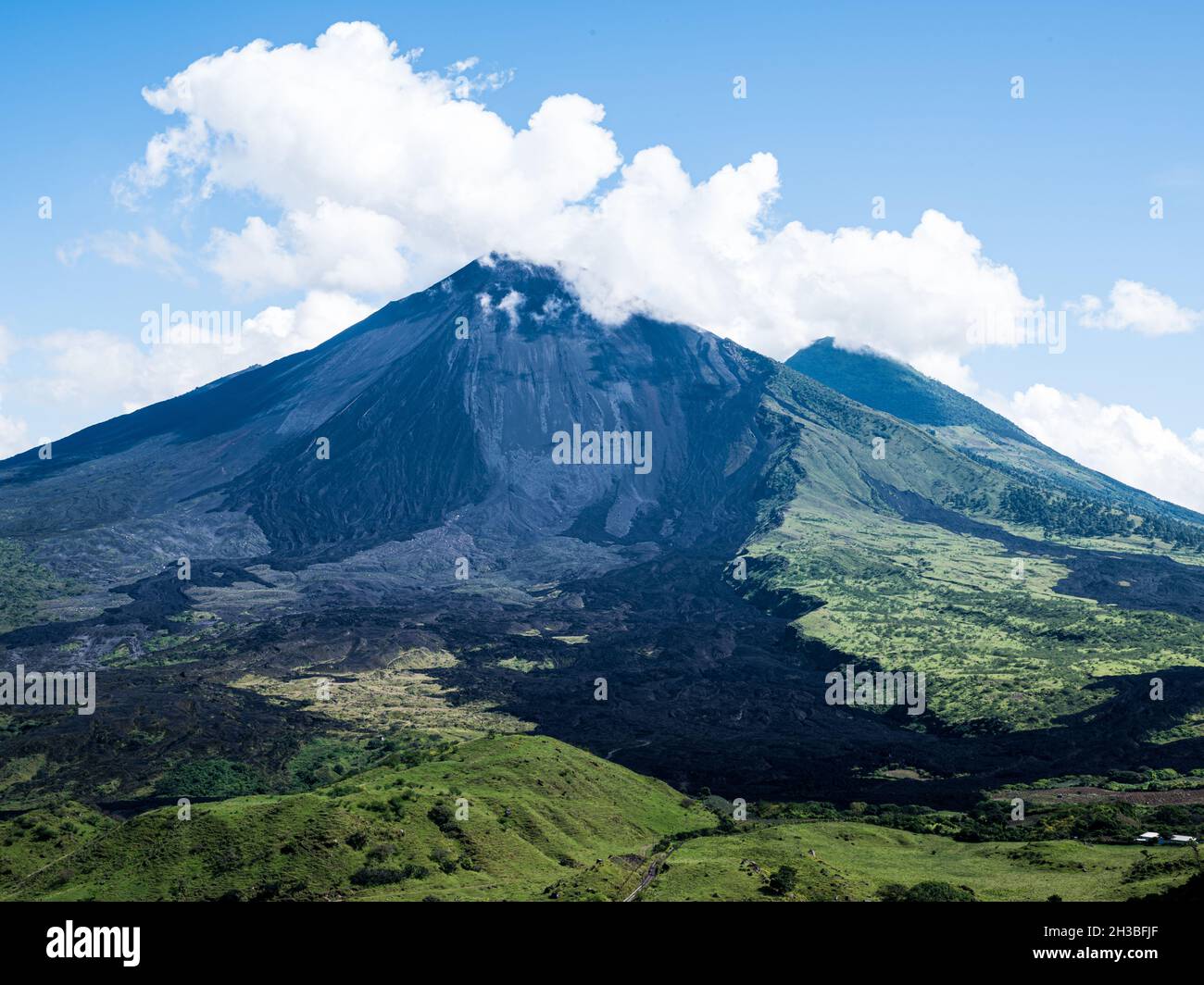 Clouds volcano hi-res stock photography and images - Alamy