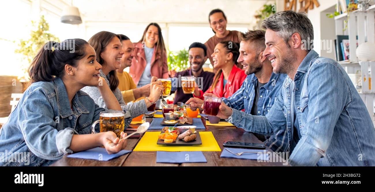 Friends restaurant dinner indoor hi-res stock photography and images ...